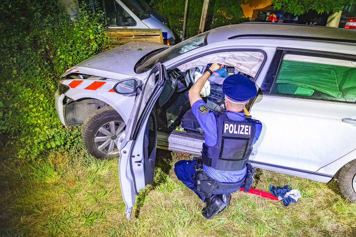 Pirna - Nach Suff-Crash in zugemülltem VW: Polizei sucht nach Zeugen