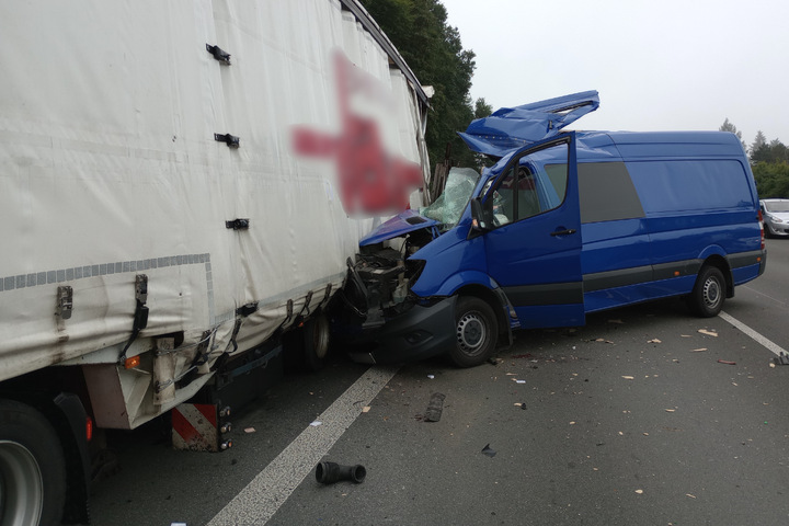 Unfall A3: Transporter kracht in Lkw! Stau und lange Wartezeiten auf der A3 nach Köln