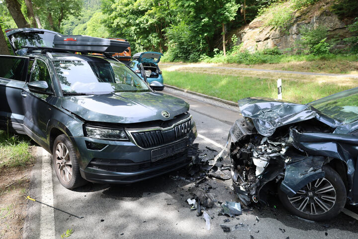 Frontal-Unfall im Erzgebirge: Staatsstraße gesperrt