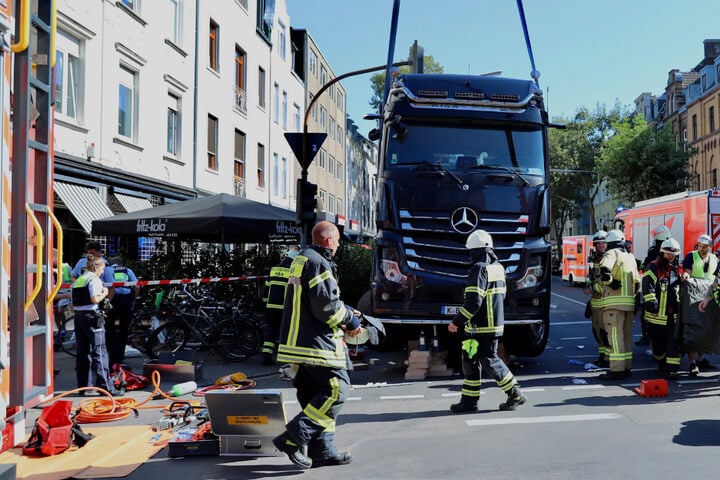 Tragischer Unfall an Kölner Kreuzung! 40-Tonner klemmt Radfahrerin (28) unter sich ein ...