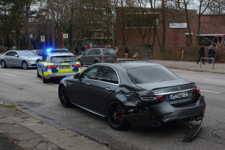 Unfall in Hamburg: Kollision auf der Rodigallee mit Mercedes AMG