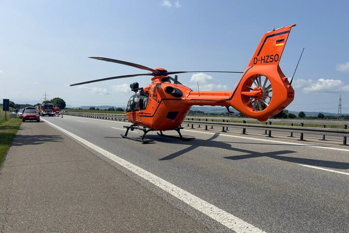 Unfall A7: Hubschrauber landet mitten auf der Autobahn