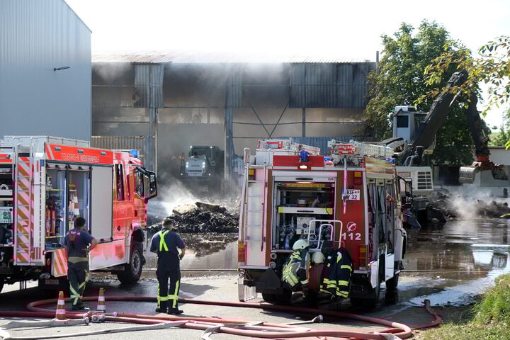Riesige Rauchwolke über Gewerbegebiet in Weißenfels: Feuerwehrmann bei Brand verletzt