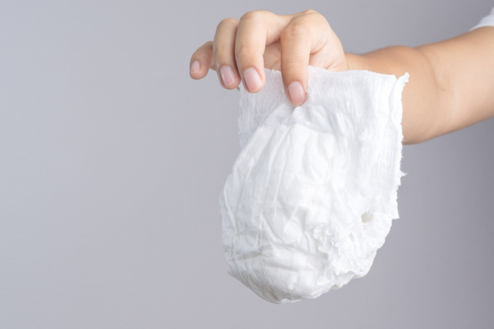 Mann gibt vor krank zu sein, damit ihm jemand die Windeln wechselt!