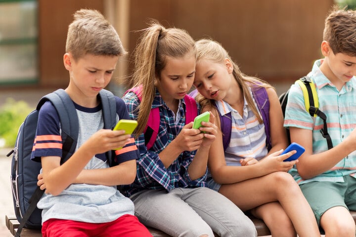 Sachsens Schulminister Conrad Clemens will Kindern Social Media verbieten