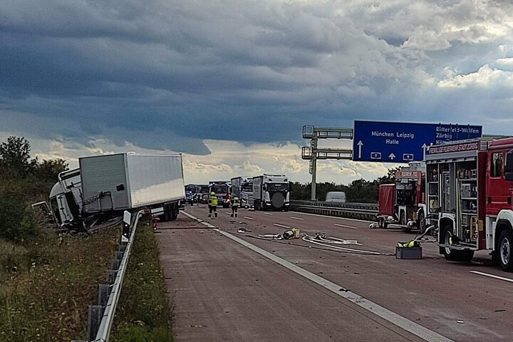 A9 wegen Unfall mehrere Stunden gesperrt: Lkw kracht in Leitplanke und verkeilt sich