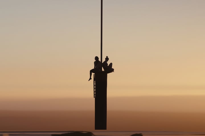 "Fall": Influencers climb a 600-meter-high tower for clicks, then the ...