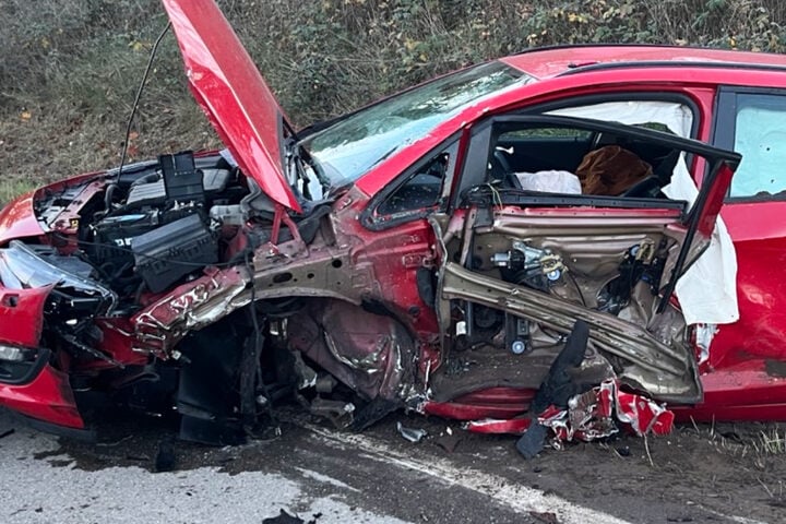 Frontal-Crash in Neustadt an der Weinstraße: Mutter und Sohn (7) schwer verletzt