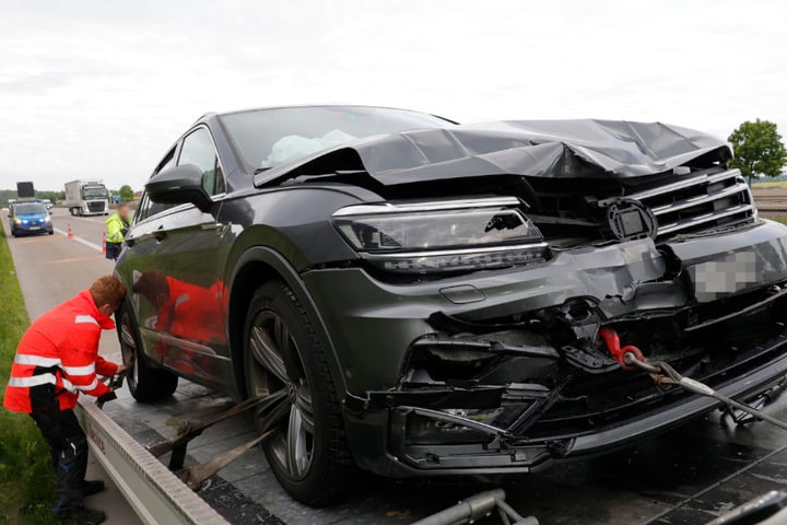 Unfall auf A4 in Chemnitz - VW kracht mit Laster zusammen