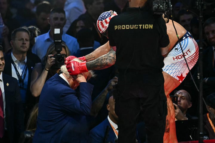 Trump appears to sneer after UFC fighter calls Michelle Obama a "man ...