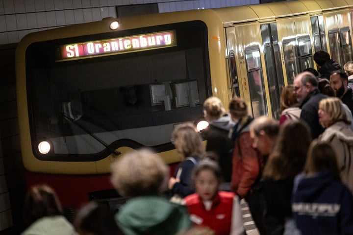 Polizeieinsatz in Berlin-Steglitz: Bahnverkehr unterbrochen