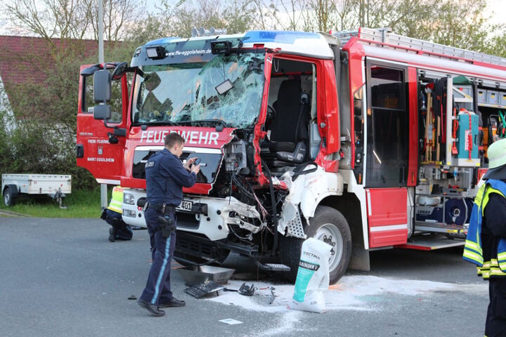 Unfall im Landkreis Forchheim bei Alarmfahrt: Feuerwehrauto kracht in ...