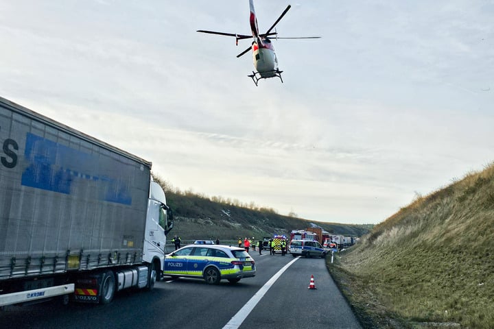 Unfall A8 bei Friolzheim: Moment der Unachtsamkeit sorgt für schweren ...