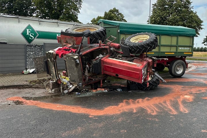 Traktor kippt um und verliert Getreide: Fahrer schwer verletzt