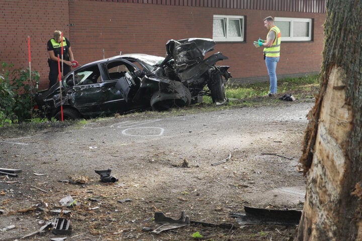 Auto kracht ungebremst gegen Baum: 18-jähriger Beifahrer stirbt