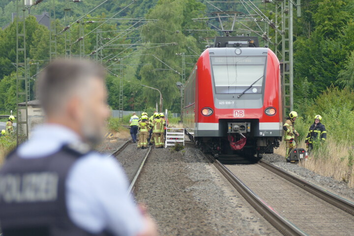 Tragischer Unfall mit S-Bahn in Eitorf: Zwei Menschen sterben an Bahnübergang
