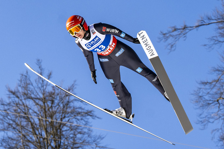 Thea Minyan Bjørseth: Schrecklicher Sturz bei Skisprung-Event in Ljubno