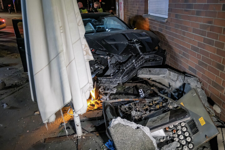 Unfall in Hamburg: Flucht vor der Polizei endet an einer Hauswand