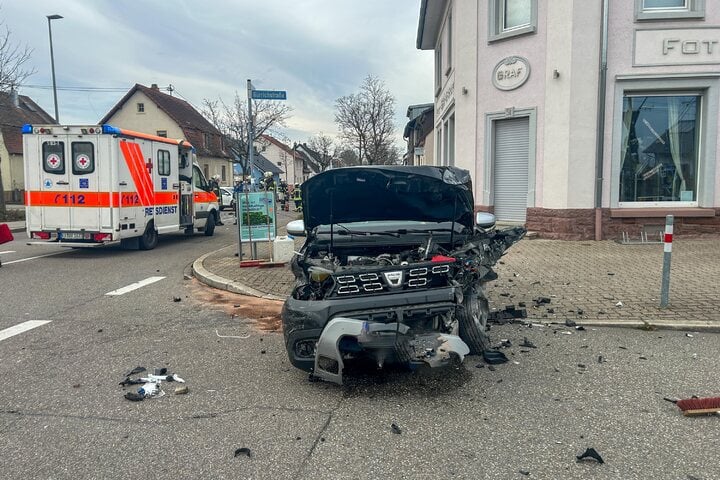 Unfall in Karlsruhe: Dacia kollidiert mit Kia und schleudert meterweit