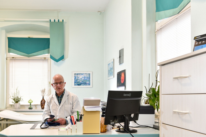 Sächsischer Landarzt Dr. Karl-Peter Lippold impft auch noch mit 76 ...