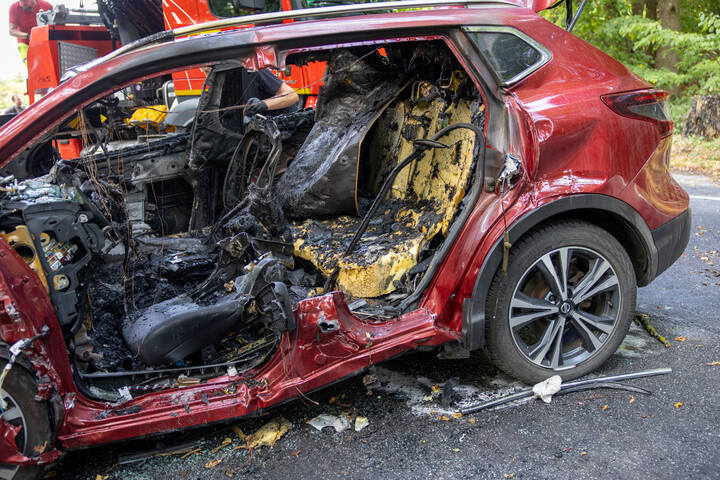 Unfall in Großostheim-Pflaumheim: SUV prallt frontal gegen Baum, Fahrer stirbt in brennendem Auto