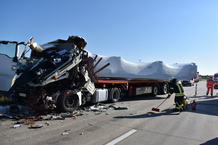 Schwertransport kracht auf A2 in Stauende: Fahrer schwer verletzt