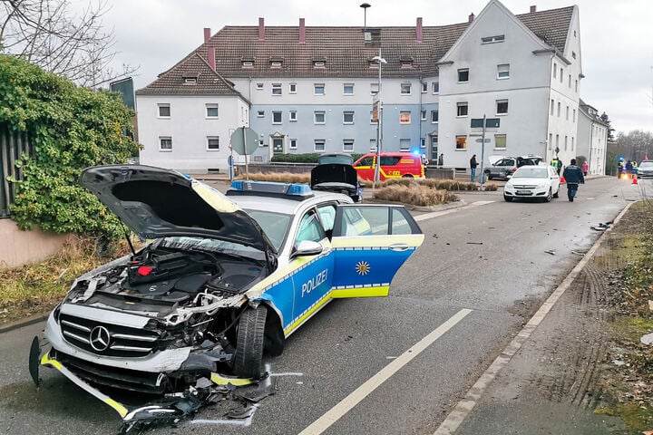 Unfall in Neckarsulm: Streifenwagen im Einsatz führt zu Karambolage, drei Verletzte