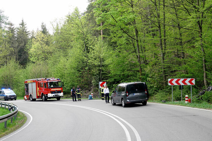 Schwerer Unfall auf Bundesstraße bei Oederan - Biker kracht mit seiner ...
