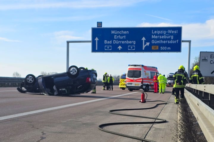 Unfall auf der A9 bei Leipzig: Auto überschlägt sich, mehrere Spuren gesperrt