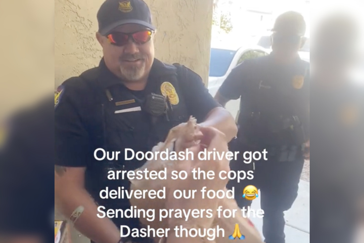 Mitbewohner sind schockiert: Statt eines Lieferanten steht die Polizei ...