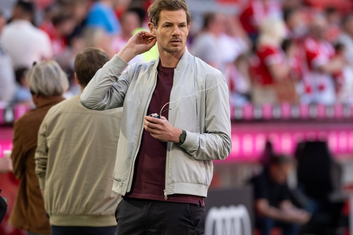 TV-Moderator Alex Schlüter weint vor laufender Kamera bei Bayern-Spiel!