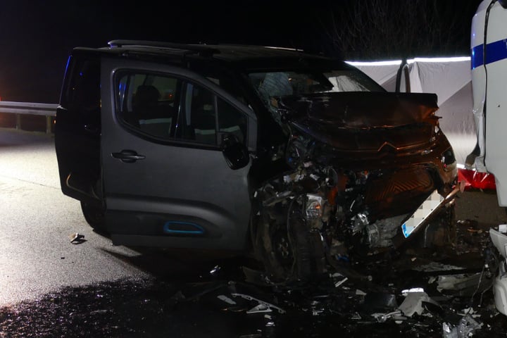 Grausamer Unfall auf A61: Auto kracht frontal in Lkw