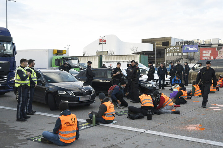 70 "Letzte Generation"-Aktivisten betonieren sich auf Autobahn fest!