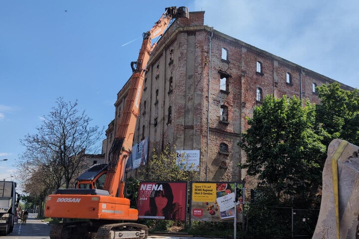Dresden: Brand in Industrie-Ruine - Gebäude wird langsam abgetragen