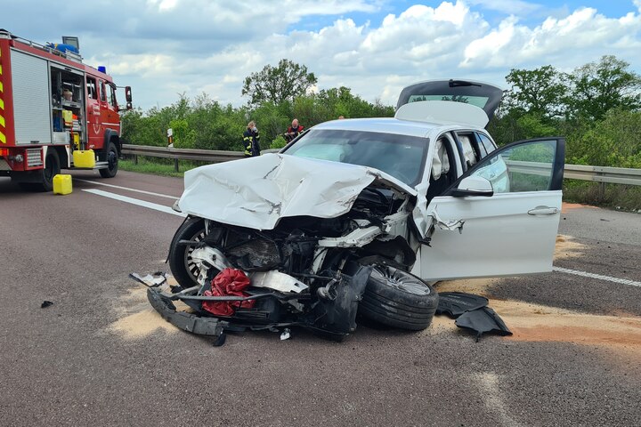 Unfall mit drei Verletzten auf der A14: Verkehr staut sich in Richtung Halle