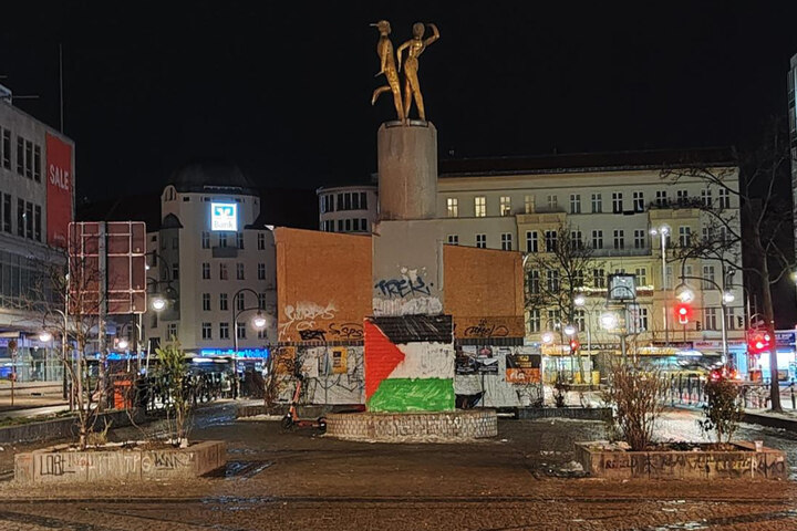 Berlin: Schon wieder - Palästina-Flagge auf Denkmal am Hermannplatz gemalt