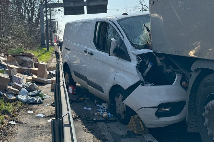 Unfall in Frankfurt: Transporter kracht unter Lkw - Mann schwer verletzt eingeklemmt ...
