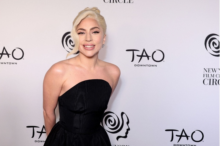 Lady Gaga shocks fans with nearly-unrecognizable look in new selfie