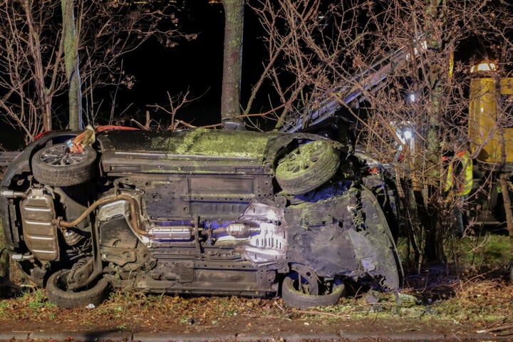 Schwerer Unfall auf der A66 - Auto zwischen Baum und Lkw eingeklemmt