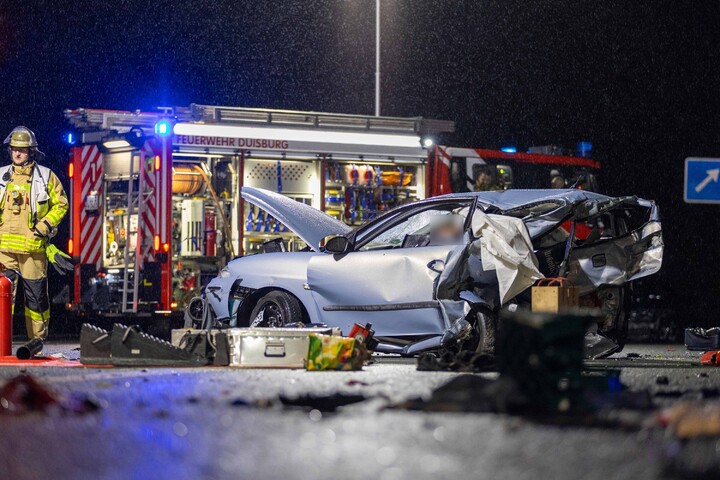 Horror-Unfall auf A59 bei Duisburg: Mutter und Sohn aus Sachsen sterben ...