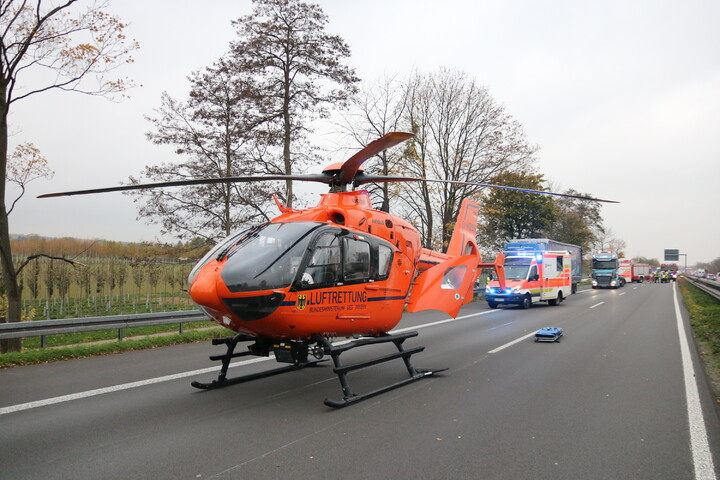 Unfall A61: Zwei Lkw krachen zusammen - Hubschrauber im Einsatz, langer Stau