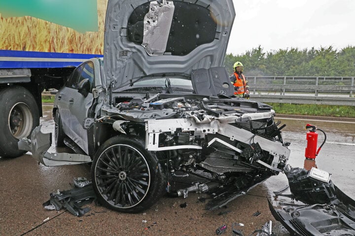 Unfall A4: Lkw und Mercedes krachen zusammen - Vollsperrung nach schwerem Unfall auf A4