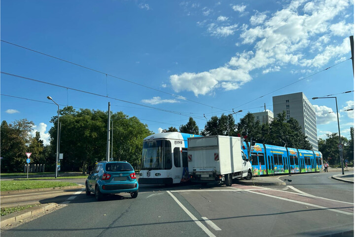 Unfall am Strehlener Platz in Dresden: Kleintransporter kollidiert mit Straßenbahn