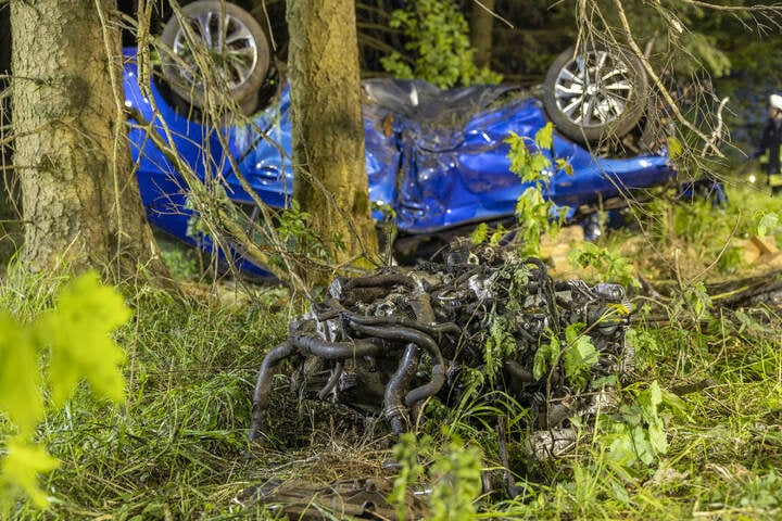 Heftiger Unfall im Erzgebirge: Skoda überschlägt sich, Frau (24) schwer verletzt