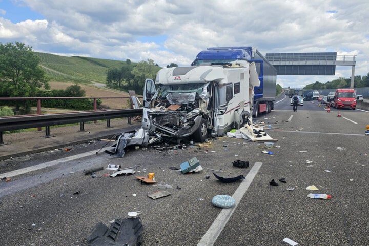 Unfall A6: Lkw kracht in Stauende - Drei Menschen schwer verletzt
