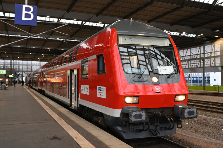 Alte DDR-Züge werden auf der Strecke Chemnitz - Leipzig durch moderne ...
