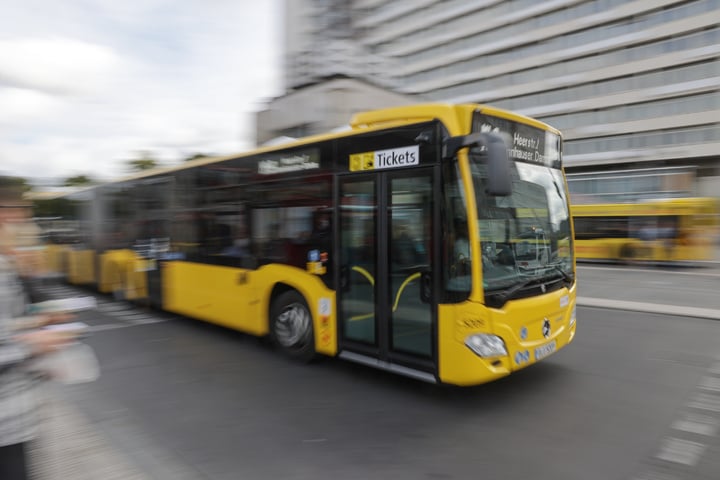 Reizgas-Attacke im BVG-Bus in Berlin-Neukölln: Sieben Menschen verletzt!