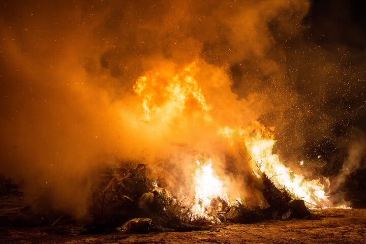 Tödliche Explosion: Frau stirbt bei verheerendem Hausbrand!