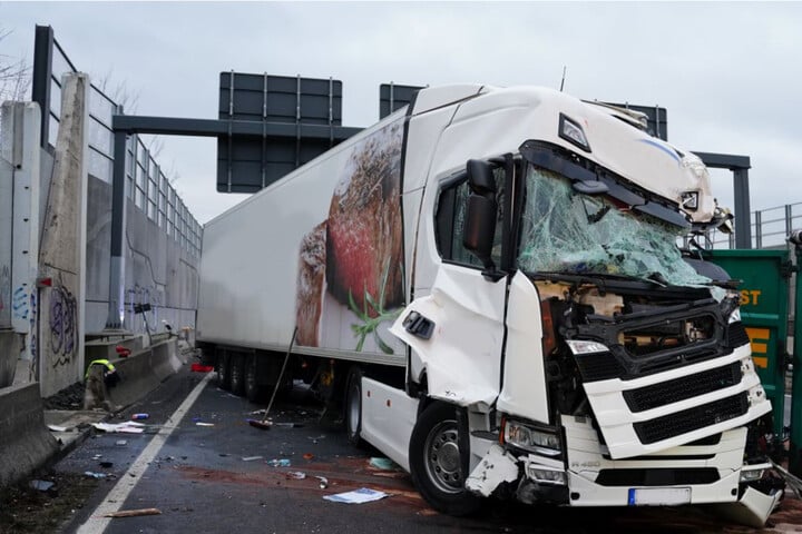 Unfall A7: Tödlicher Lkw-Unfall bei Kassel - Autobahn bleibt stundenlang gesperrt