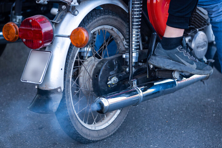 Unfall in Zwickau: 18-jährige Mopedfahrerin stürzt - Simson geht in ...